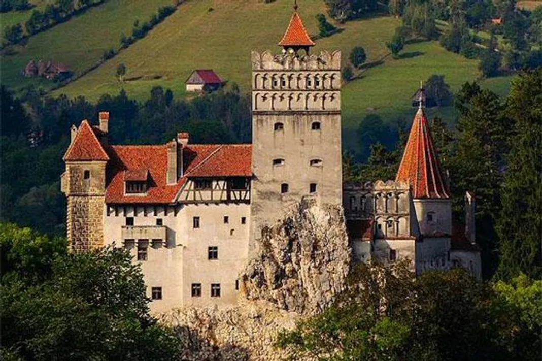 Spend Halloween Night In Dracula's Castle Thanks To Airbnb (2016/10/17 ...