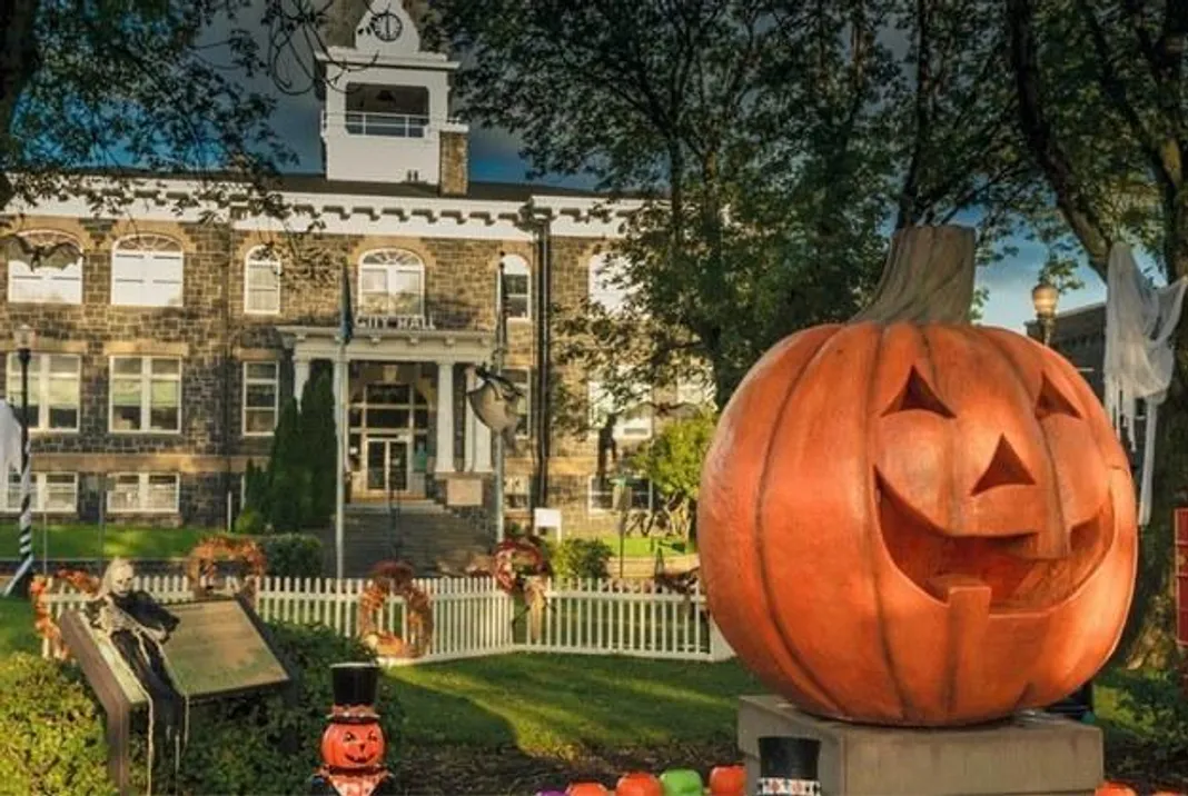 Disney's 'Halloweentown' Exists And You Can Visit This Fall (2016/10/03 ...